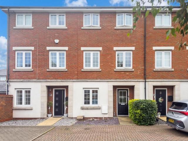 Salisbury Close, Rayleigh SS6 4 bed terraced house to rent £1,900 pcm £438 pw