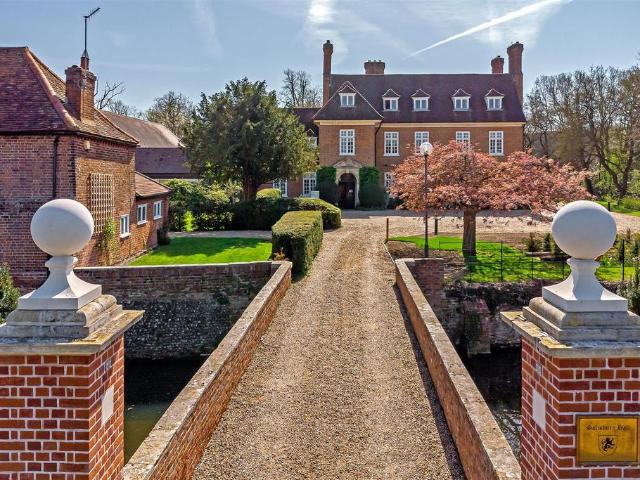 Salisbury Hall 3 bed flat to rent £2,500 pcm £577 pw