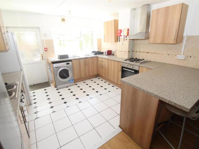Salisbury Road, Cardiff CF24 5 bed flat to rent £2,700 pcm £623 pw
