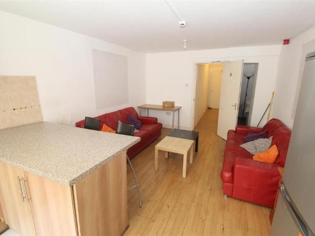 Salisbury Road, Cardiff CF24 6 bed flat to rent £2,700 pcm £623 pw