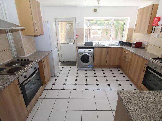Salisbury Road, Cathays, Cardiff CF24, 5 bed flat to rent, £2,700 pcm | PrimeLocation