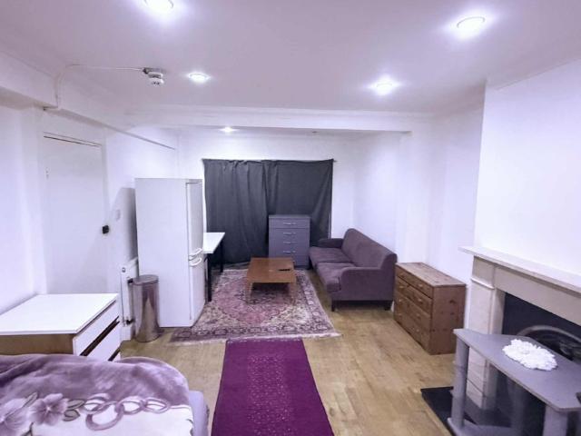 Salmon Street, Kingsbury NW9, 1 bed flat to rent, £875 pcm | PrimeLocation