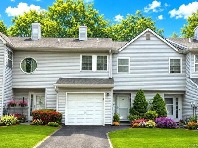 Sara Cir, Port Jefferson Station, Condo For Sale