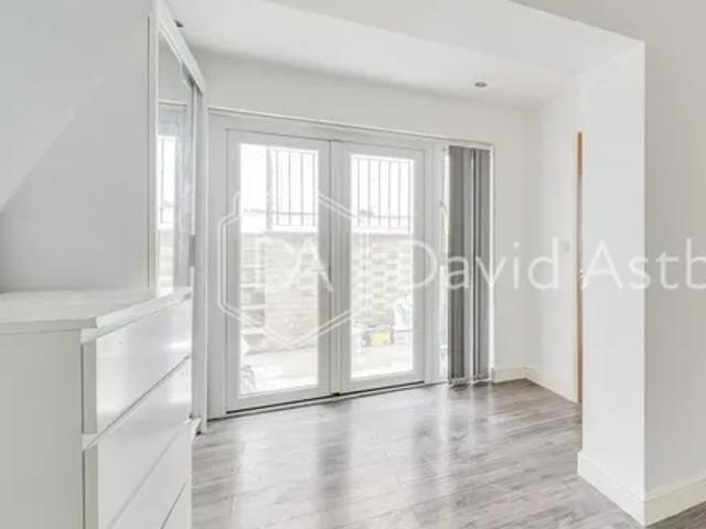 Sarah Hepburn Stylists, 354 Essex Road, London, N1 3PD, United Kingdom | 2 bed apartment for rent #127202166 | Rentberry