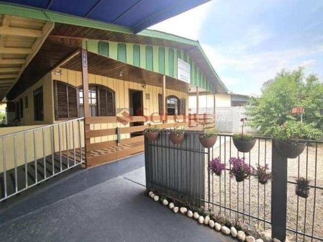 Saraju vende lote de 420 m2 com casa de madeira no Solitude Cajuru