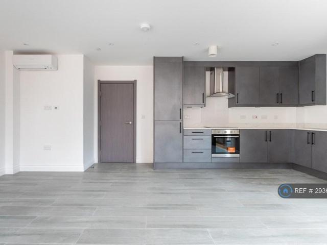 Sargeant Court, Hounslow, TW4 2 bed flat to rent £1,800 pcm £415 pw