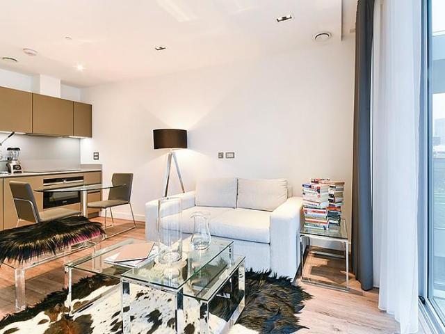 Satin House, Piazza Walk, Aldgate. Studio to rent £2,600 pcm £600 pw