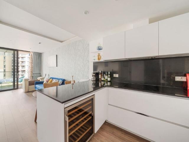 Satin House, Piazza Walk, E1 2 bed apartment to rent £4,500 pcm £1,038 pw
