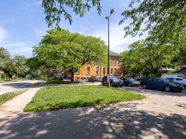 Saunders Apartments 1 Bedroom Apartment for Rent at 415 N 41st Ave, Omaha, NE 68131 Joslyn Castle