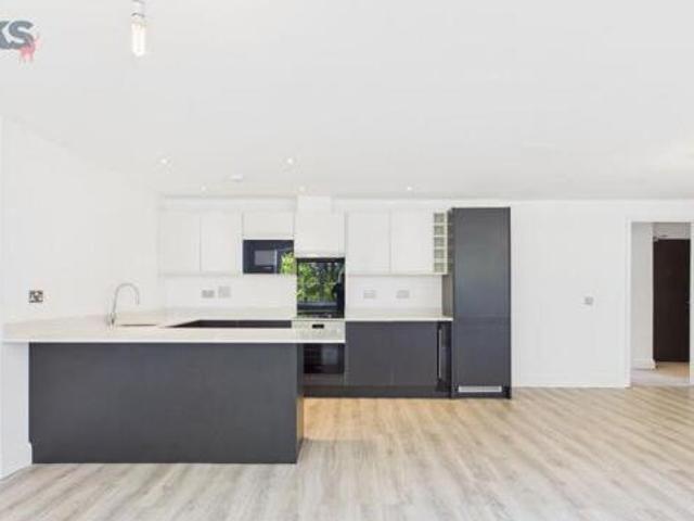Saunderton, Wycombe Road, High Wycombe, 3 Bedroom Apartment