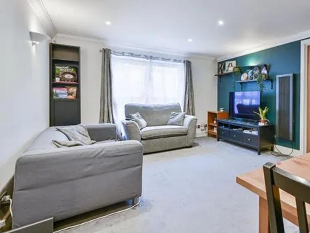 Savemain Pharmacy, Essex Road, London, N1 8NE, United Kingdom | 2 bed house for rent #167543236 | Rentberry