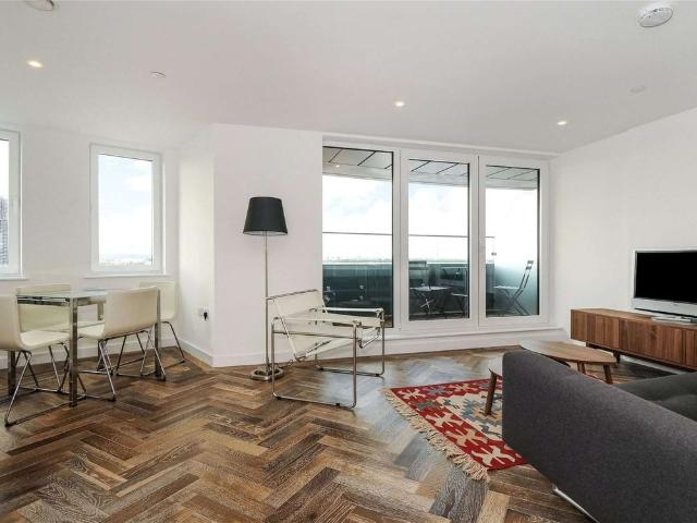 Savills are pleased to present an exceptionally presented 1 bedroom apartment on the 14th floor of Eagle Point