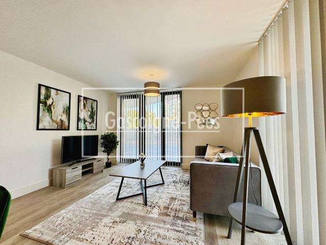 Savoy Place, Farnborough GU14, 2 bed flat to rent, £1,650 pcm | PrimeLocation