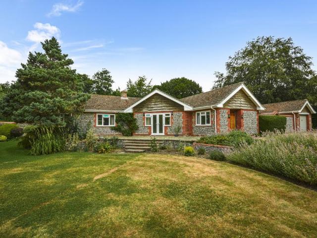 Saxlingham 3 bed detached bungalow to rent £2,300 pcm £531 pw