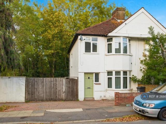 Saxon Avenue, Feltham, TW13 3 bed end of terrace house to rent £2,100 pcm £485 pw