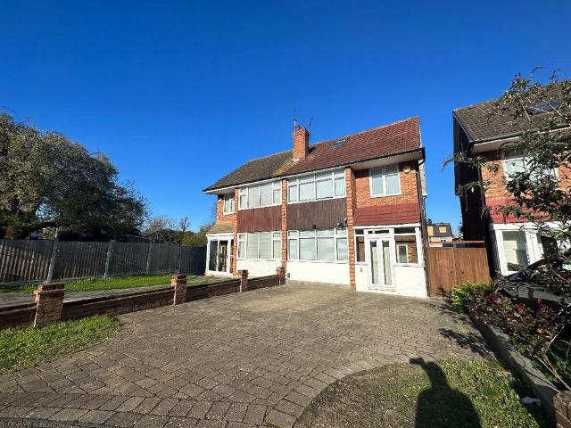 Saxon Close, Romford 4 bed semi detached house to rent £2,400 pcm £554 pw