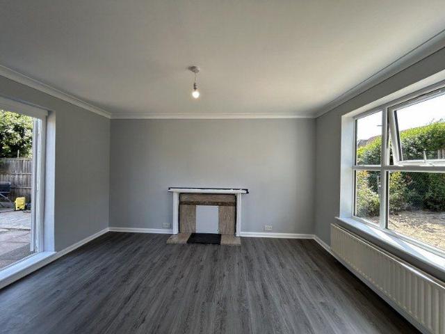 Saxon Drive, London 2 bed detached house to rent £3,300 pcm £762 pw