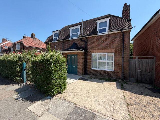 Saxon Drive, London 2 bed detached house to rent £3,300 pcm £762 pw