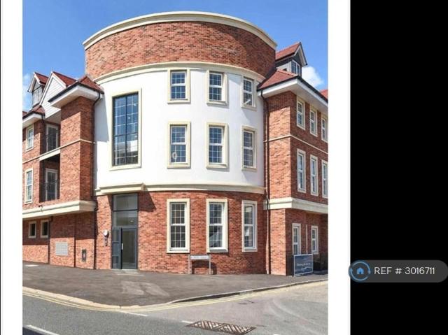 Saxons Court, Wokingham, RG40 2 bed flat to rent £1,750 pcm £404 pw