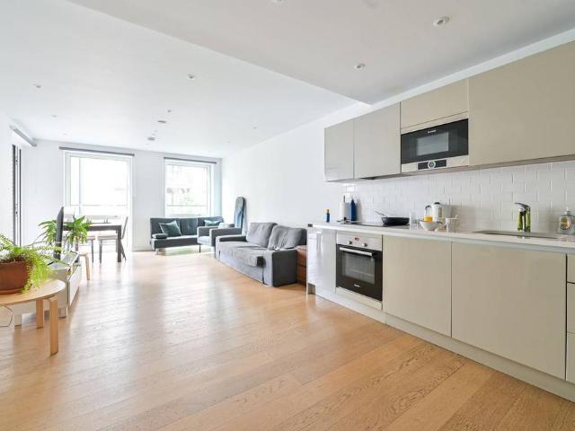 Sayer Street, Elephant and Castle, SE17 2 bed flat to rent £5,000 pcm £1,154 pw