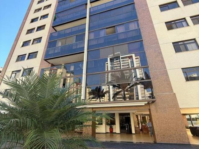 Se você procura um apartamento amplo, elegante e muito bem localizado, esta é a oportunidade ideal