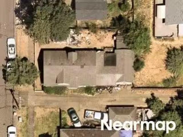 SE Lyle St