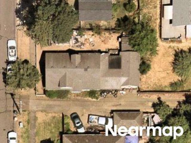 SE Lyle St