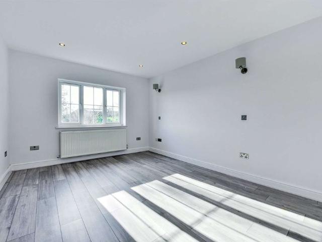Semi detached modern family home, conveniently located in the popular town of Gerrards Cross
