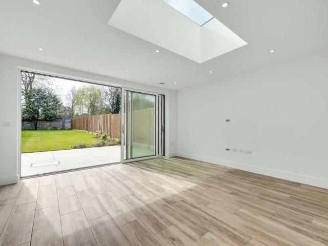 Semi detached new build near the River Thames
