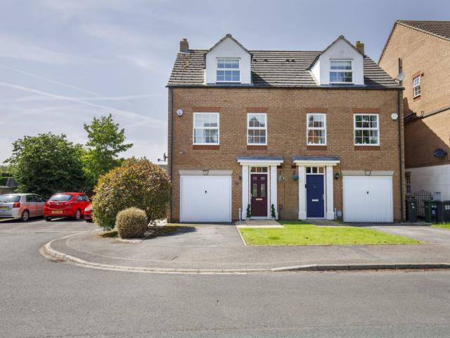 Semi detached For Rent Broadstone Way, York, YO30