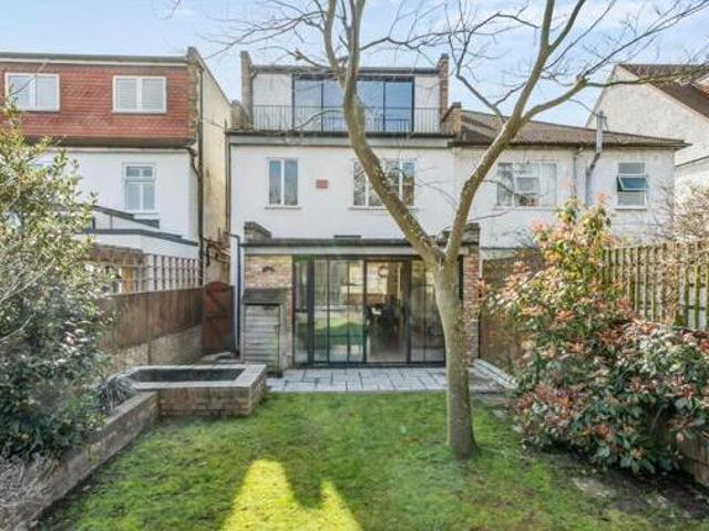 Semi detached House For Sale In London