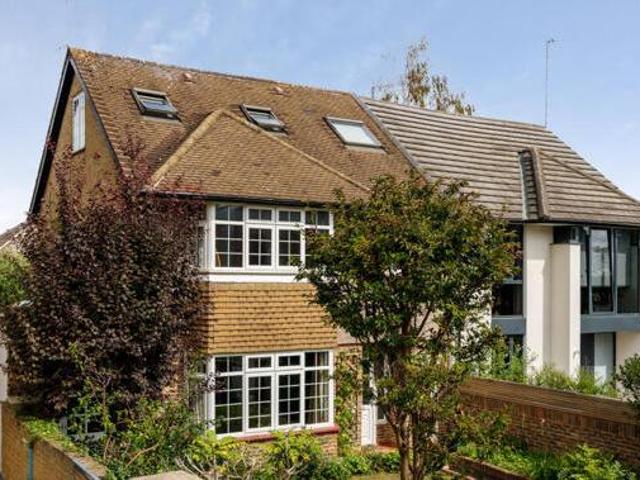 Semi detached House For Sale In London