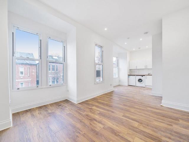 Semi detached house to rent