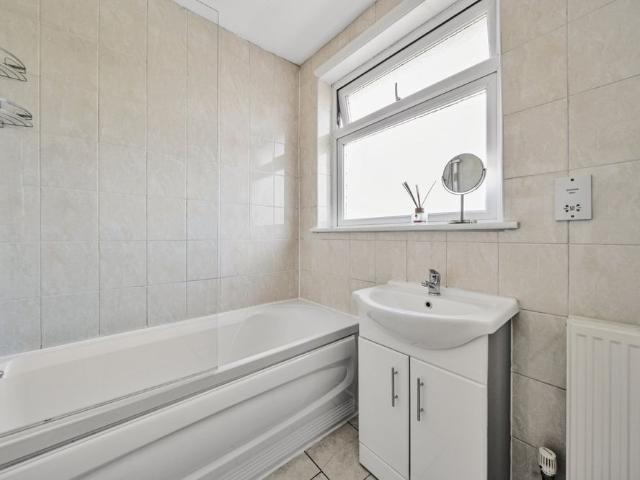 Semi detached House to rent Broad Walk, London, SE3