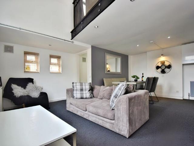 Semi detached House to rent Foxberry Road, London, SE4