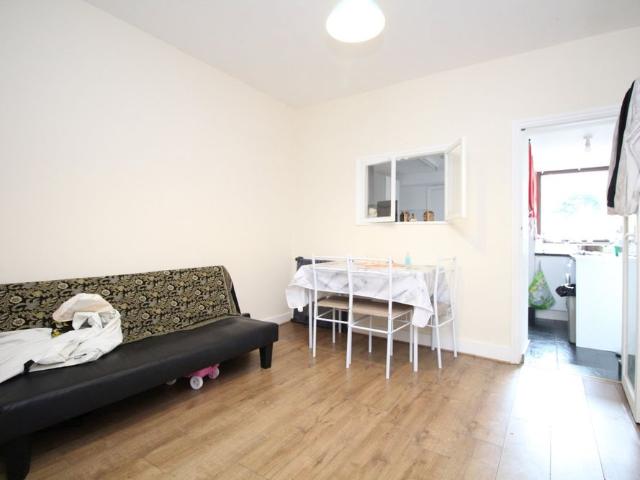 Semi detached House to rent Hill House Road, Dartford, DA2