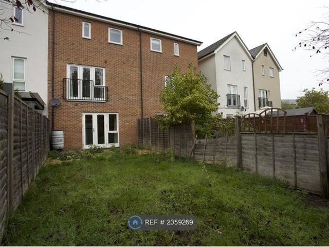 Semi detached house to rent in Vulcan Drive, Bracknell RG12
