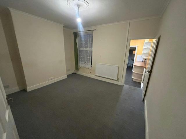 Semi detached house to rent on