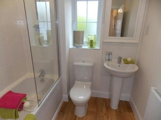 Semi detached house to rent on