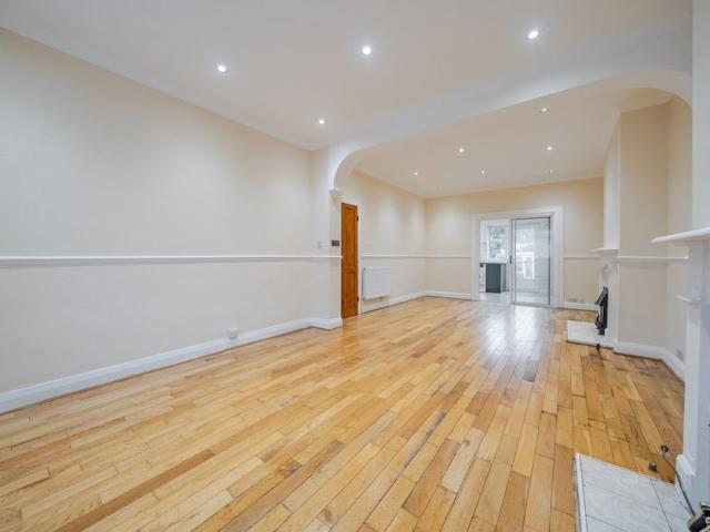 Semi detached House to rent Montcalm Road, London, SE7
