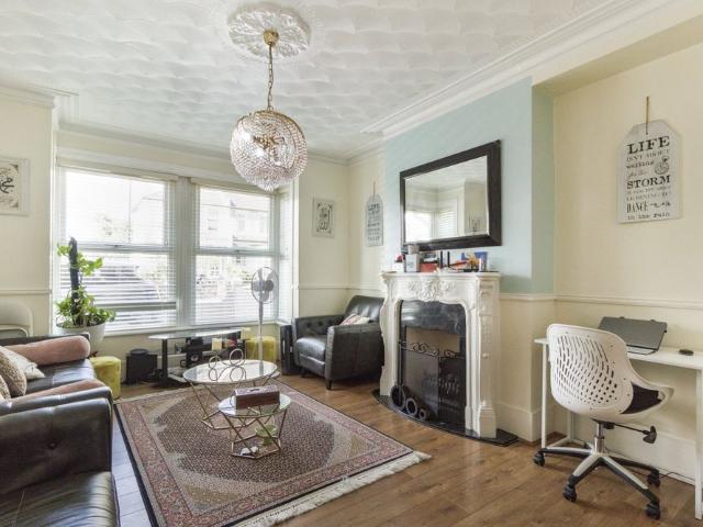 Semi detached House to rent Mcleod Road, London, SE2