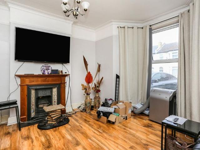 Semi detached House to rent Minard Road, London, SE6