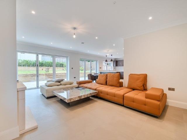 Semi detached House to rent Station Approach, Orpington, BR6