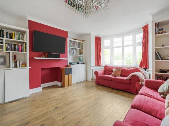 Semi Detached House to rent with 4 bedrooms, Eastbourne Gardens, London