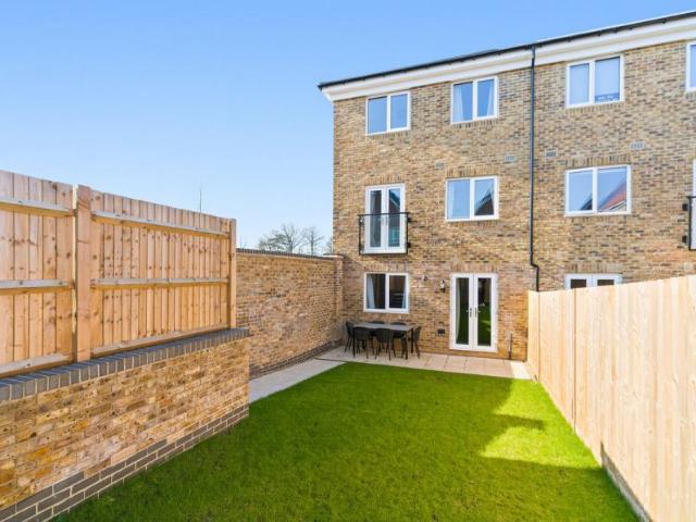 Semi Detached House to rent with 4 bedrooms, Heatherwood Road, Ascot