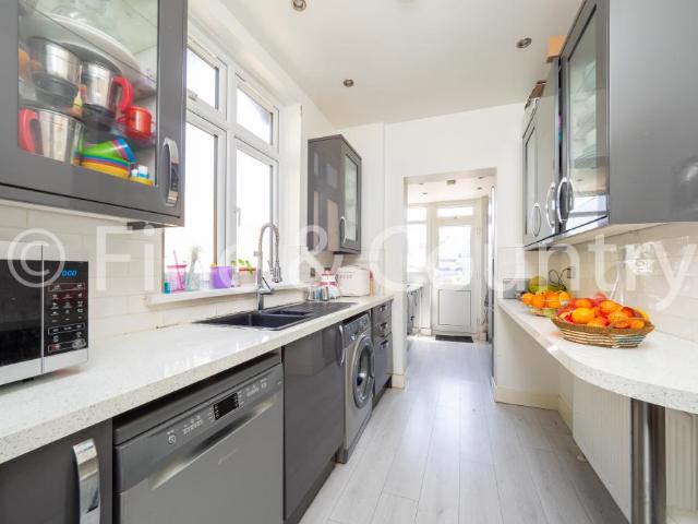 Semi Detached House to rent with 3 bedrooms, Montrose Gardens, Sutton