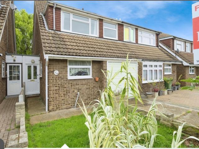 Semi detached 3 bedroom house newly renovated