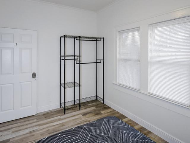 SEMINOLE HEIGHTS ! 20 steps to the BUS LINE and quick access to Highway. GREAT LOCATION!