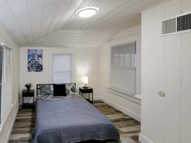 SEMINOLE HEIGHTS ! 20 steps to the BUS LINE and quick access to Highway. GREAT LOCATION!
