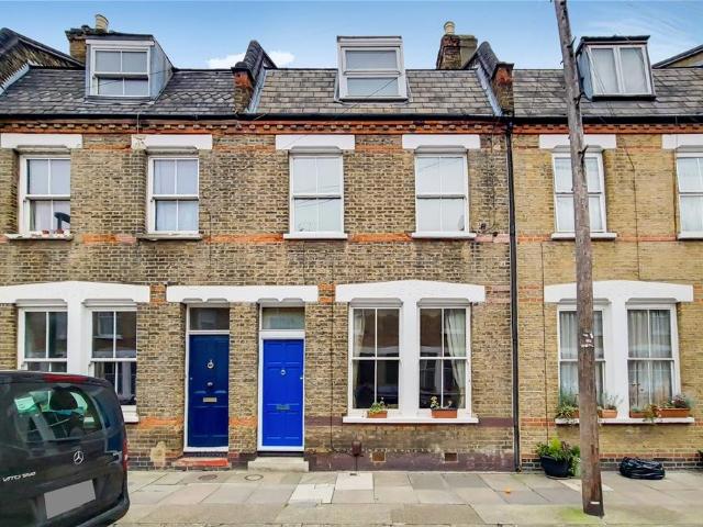 Senrab Street, Stepney, London, E1 2 bed flat to rent £2,200 pcm £508 pw